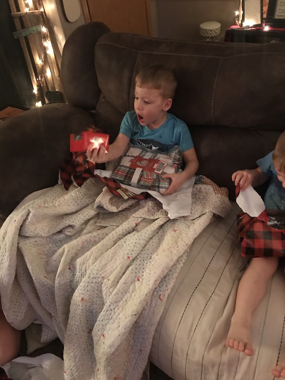 10 Christmas Eve Traditions to Bring Magic to Your Home (2021 ...